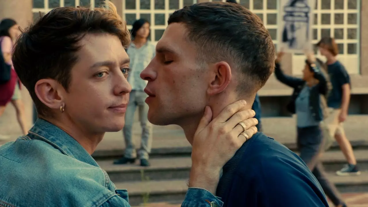 17 melhores filmes gays lésbicos no Hulu (2019, 2020) - Cinemaholic 22266_16