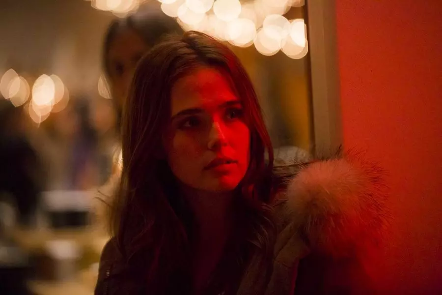 Zoey Deutch Movies | 10 parasta elokuvaa ja TV-ohjelmaa - The Cinemaholic 3739_8