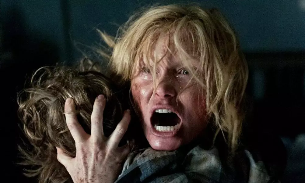 Tinjauan: 'The Babadook' leres-leres pikasieuneun sareng Nyegerkeun Asli - The Cinemaholic