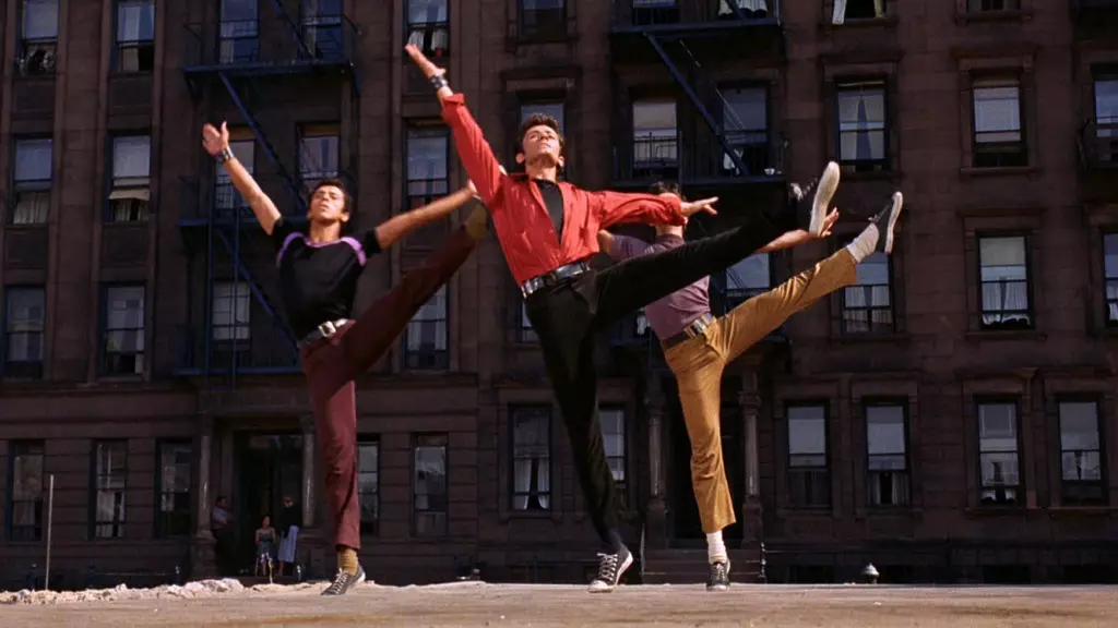 Спилбергийн "West Side Story" кинонд Мэдди Зиглер, Майк Фэйст болон бусад хүмүүс акул ба тийрэлтэт онгоцнуудын дүрийг бүтээжээ - The Cinemaholic